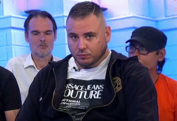 Filip Car izveden iz Zadruge, molio da popije lekove! - Zadruga Uživo ... Filip Car izveden iz Zadruge, molio da popije lekove! - Zadruga Uživo ...